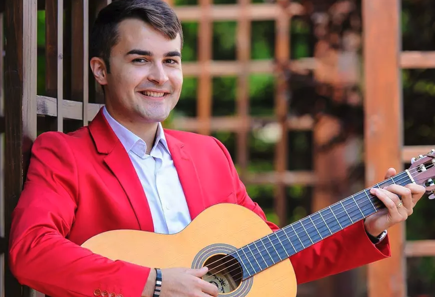 Tânărul Marian Toma, solist al Ansamblului „Doina Oltului”, a murit în ...